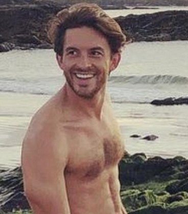 Jonathan Bailey Biography - Age, Wife, Height, Partner, Company, Net ...