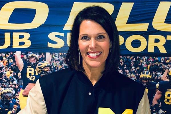 Dana Jacobson Biography - Net Worth, Age, Husband, Movies, Height, Career