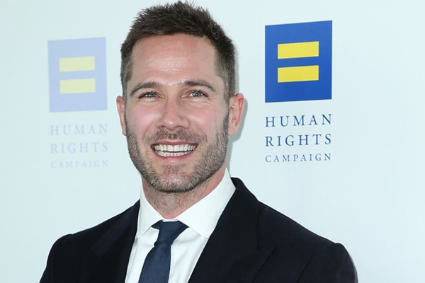 Luke Macfarlane biography - age, gay, boyfriend, movies, partner, twin ...